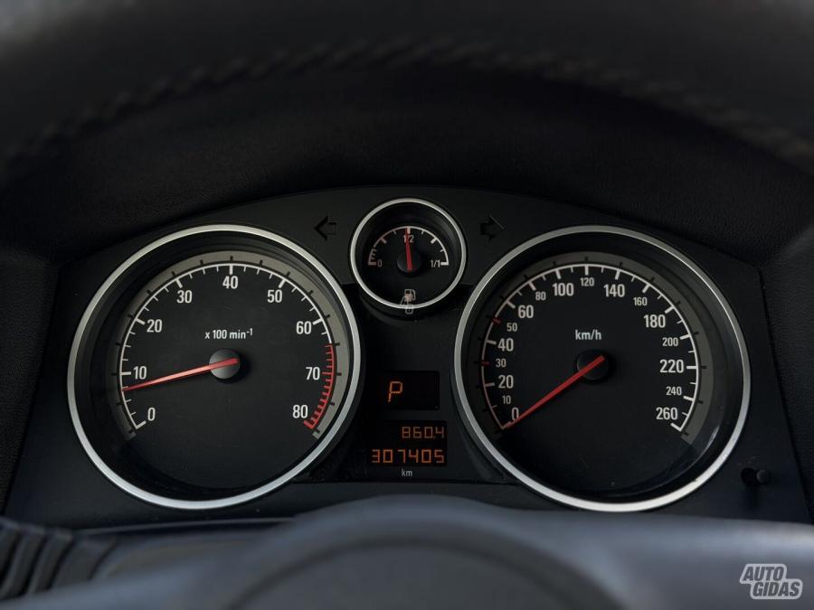 Grey Opel Zafira 2008 in Siauliai, with an engine capacity of 2.20 L and mileage of 300 thousand km for 1350 €, photo 23 on AUTOMOTO.COM.LV