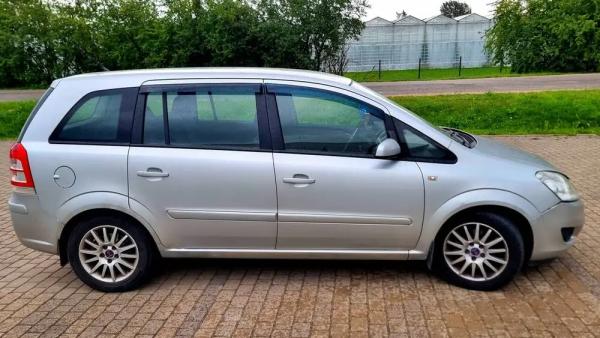 Pelēks Opel Zafira 2008 Cēsis, ar dzinēja tilpumu 1.90 L un nobraukumu 490 tūkst. km par 1700 €, foto 4 vietnē AUTOMOTO.COM.LV