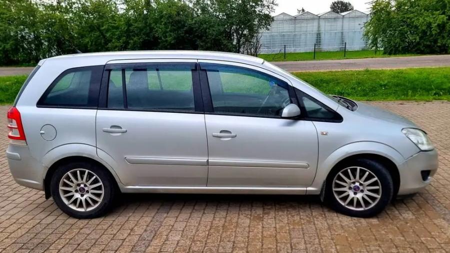 Grey Opel Zafira 2008 in Cesis, with an engine capacity of 1.90 L and mileage of 490 thousand km for 1700 €, photo 5 on AUTOMOTO.COM.LV