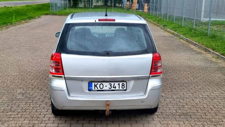Grey Opel Zafira 2008 in Cesis, with an engine capacity of 1.90 L and mileage of 490 thousand km for 1700 €, photo 7 on AUTOMOTO.COM.LV