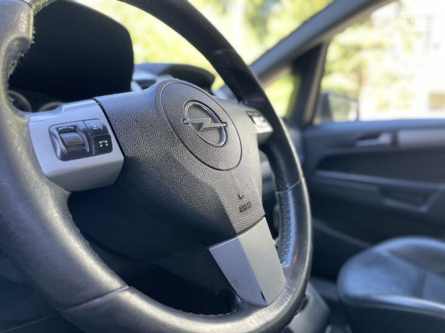 Grey Opel Zafira 2008 in Alytus, with an engine capacity of 1.90 L and mileage of 397 thousand km for 1350 €, photo 12 on AUTOMOTO.COM.LV