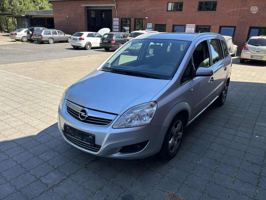 Grey Opel Zafira 2008 in Kaunas, with an engine capacity of 1.60 L and mileage of 218 thousand km for 1750 €, photo 1 on AUTOMOTO.COM.LV