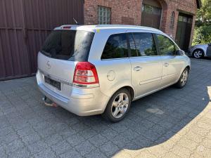 Grey Opel Zafira 2008 in Kaunas, with an engine capacity of 1.60 L and mileage of 218 thousand km for 1750 €, photo 5 on AUTOMOTO.COM.LV