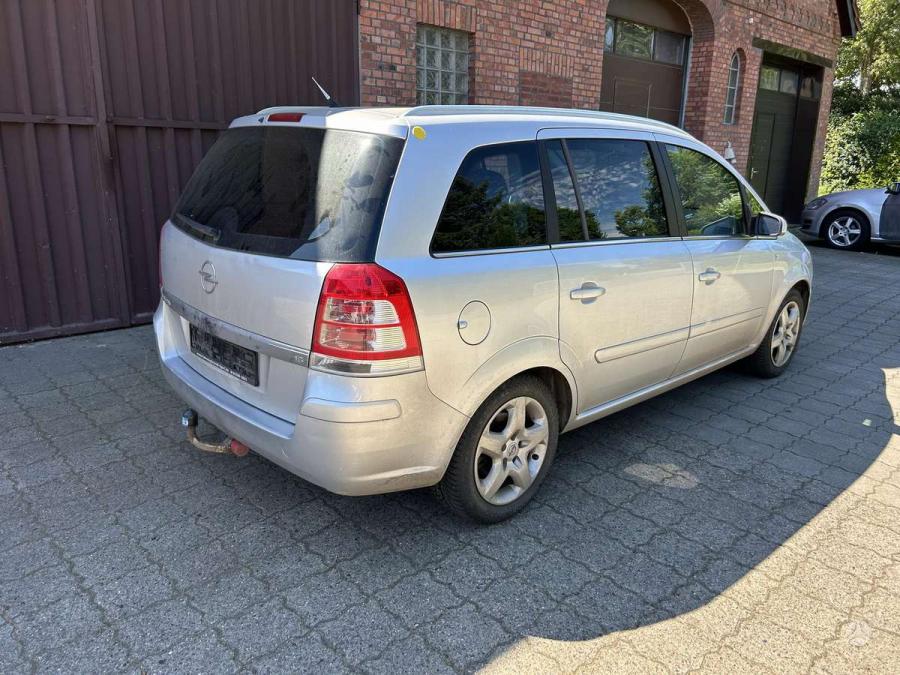 Grey Opel Zafira 2008 in Kaunas, with an engine capacity of 1.60 L and mileage of 218 thousand km for 1750 €, photo 5 on AUTOMOTO.COM.LV