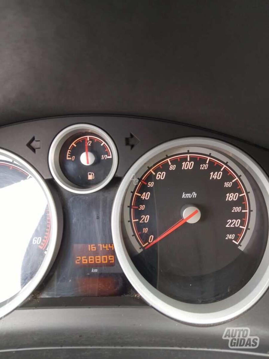 Grey Opel Zafira 2008 in Silute, with an engine capacity of 1.90 L and mileage of 265 thousand km for 1750 €, photo 7 on AUTOMOTO.COM.LV
