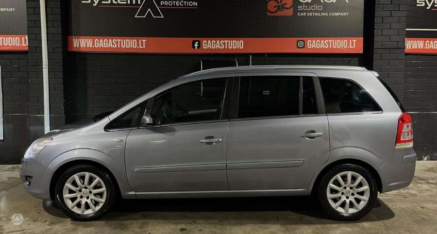 Grey Opel Zafira 2009 in Kaunas, with an engine capacity of 1.69 L and mileage of 209 thousand km for 3200 €, photo 4 on AUTOMOTO.COM.LV