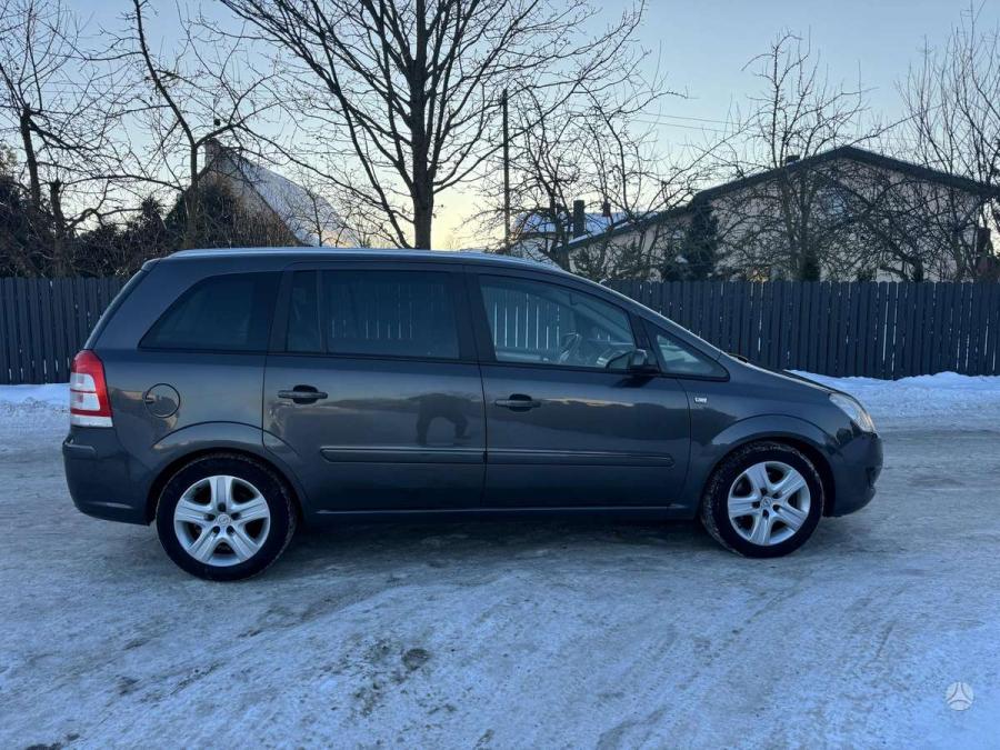 Pelēks Opel Zafira 2009 Klaipėda, ar dzinēja tilpumu 1.69 L un nobraukumu 272 tūkst. km par 1950 €, foto 4 vietnē AUTOMOTO.COM.LV