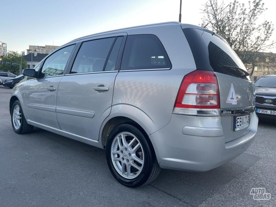 Pelēks Opel Zafira 2009 Viļņa, ar dzinēja tilpumu 1.80 L un nobraukumu 200 tūkst. km par 2500 €, foto 1 vietnē AUTOMOTO.COM.LV
