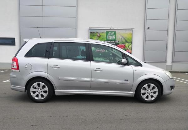 Grey Opel Zafira 2009 in Riga, with an engine capacity of 1.90 L and mileage of 244 thousand km for 1850 €, photo 3 on AUTOMOTO.COM.LV