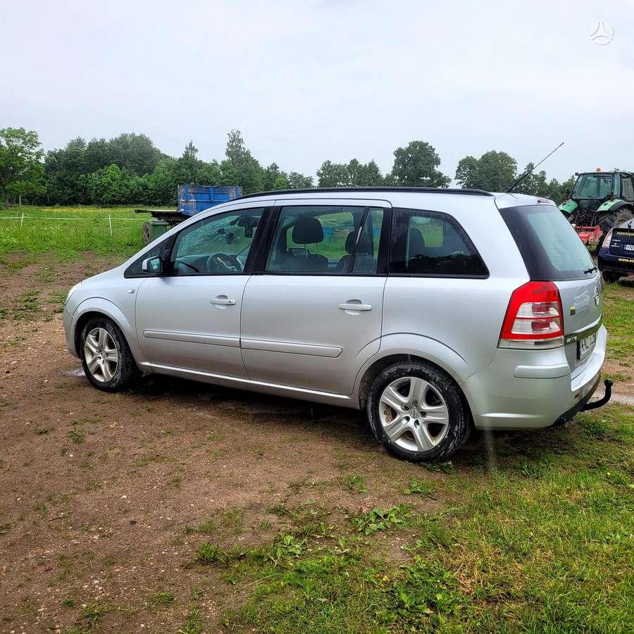 Grey Opel Zafira 2009 in Rokiskis, with an engine capacity of 1.69 L and mileage of 215 thousand km for 1050 €, photo 3 on AUTOMOTO.COM.LV