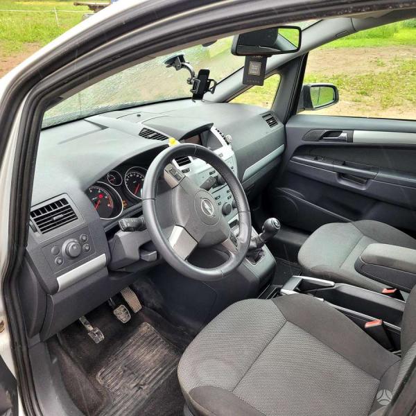Grey Opel Zafira 2009 in Rokiskis, with an engine capacity of 1.69 L and mileage of 215 thousand km for 1050 €, photo 3 on AUTOMOTO.COM.LV