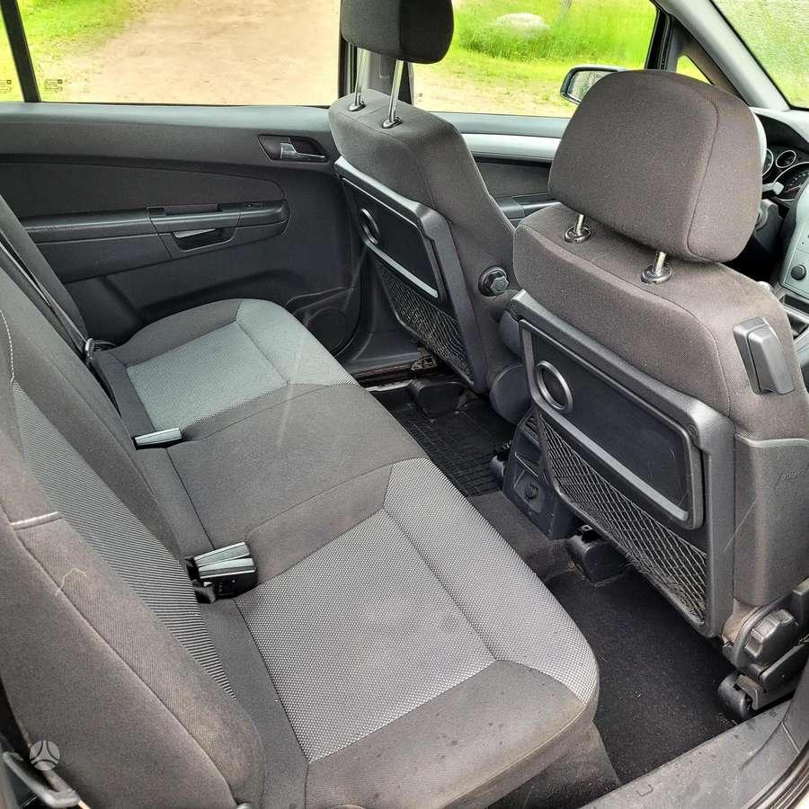 Grey Opel Zafira 2009 in Rokiskis, with an engine capacity of 1.69 L and mileage of 215 thousand km for 1050 €, photo 5 on AUTOMOTO.COM.LV