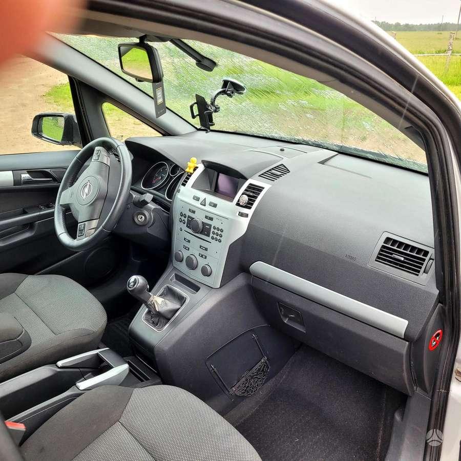 Grey Opel Zafira 2009 in Rokiskis, with an engine capacity of 1.69 L and mileage of 215 thousand km for 1050 €, photo 6 on AUTOMOTO.COM.LV