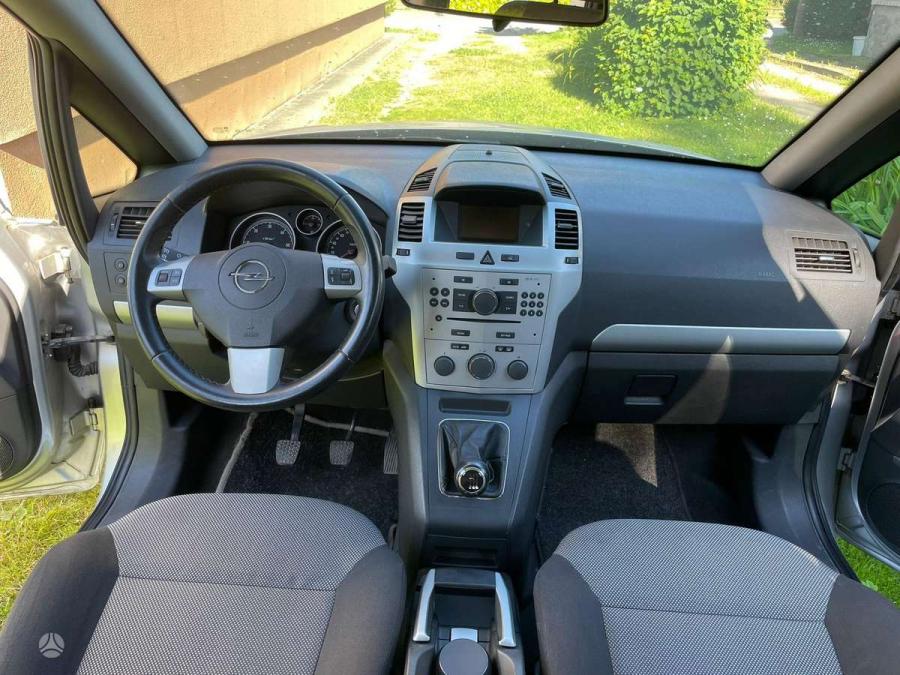 Grey Opel Zafira 2009 in Rietavas, with an engine capacity of 1.91 L and mileage of 250 thousand km for 2350 €, photo 6 on AUTOMOTO.COM.LV