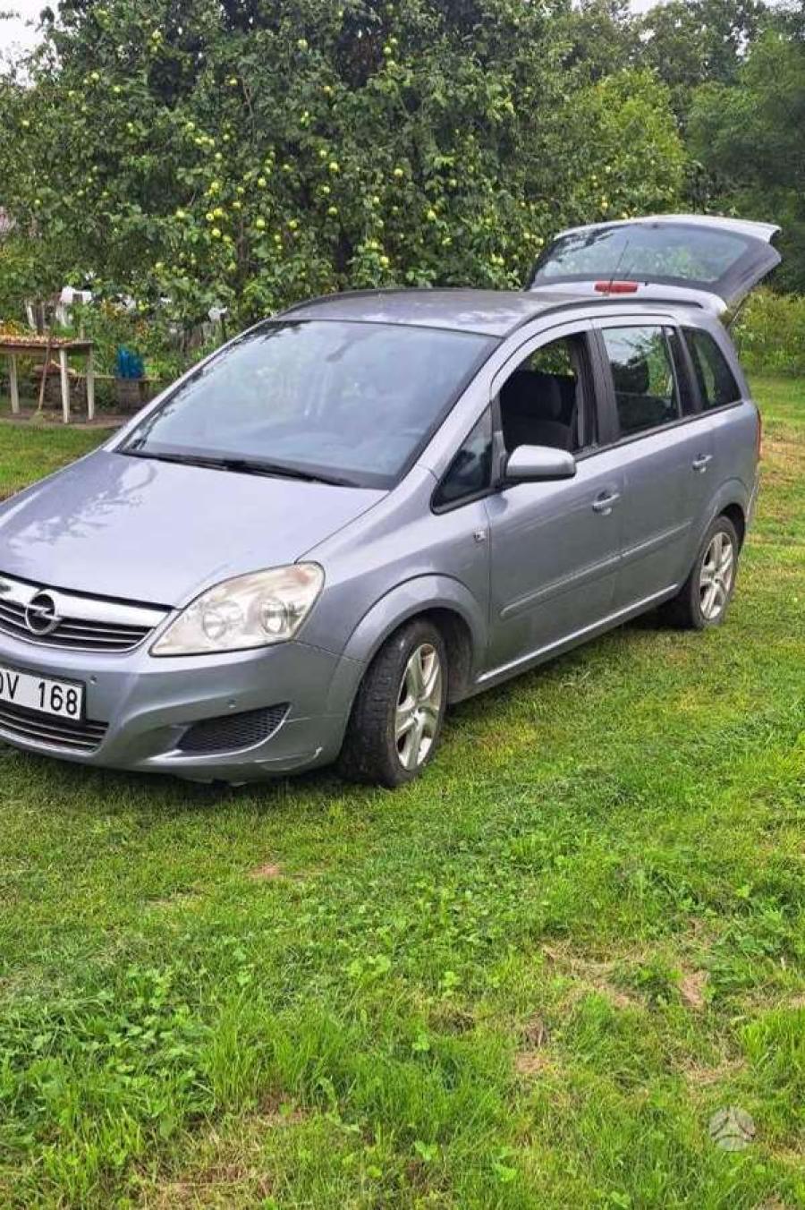 Grey Opel Zafira 2009 in Visaginas, with an engine capacity of 1.69 L and mileage of 291 thousand km for 2200 €, photo 1 on AUTOMOTO.COM.LV