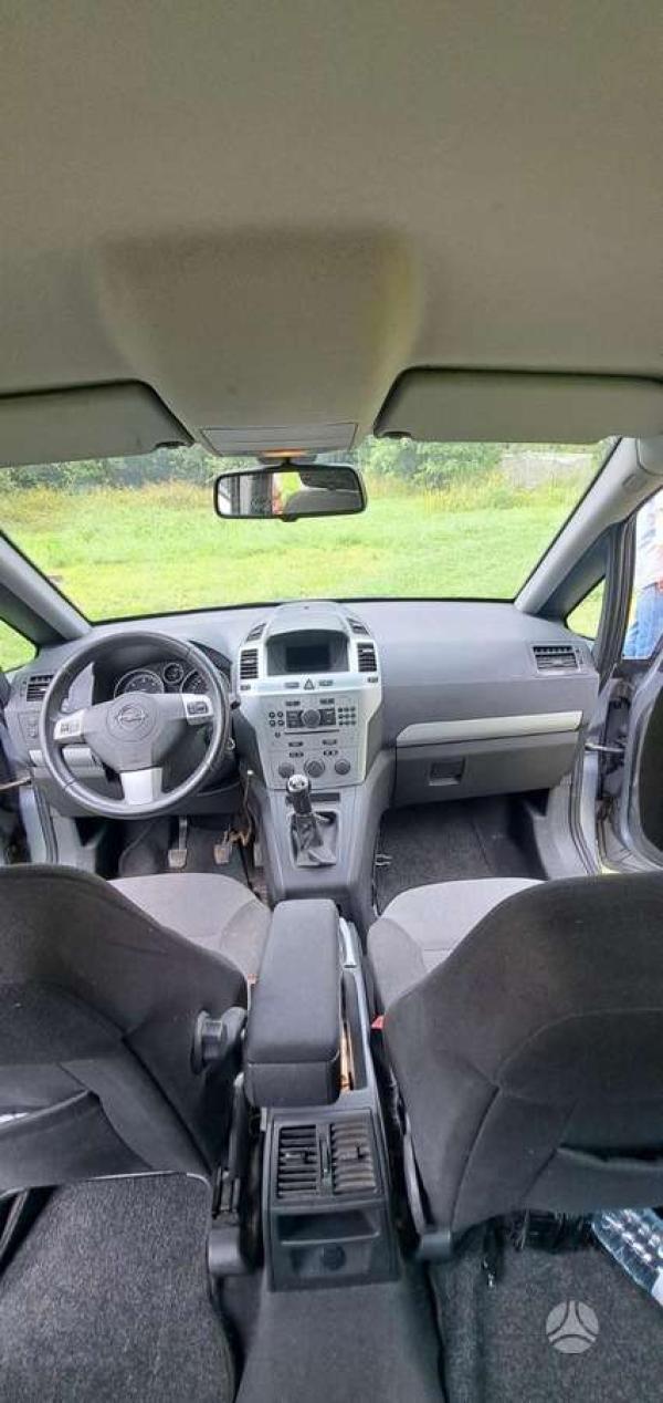 Grey Opel Zafira 2009 in Visaginas, with an engine capacity of 1.69 L and mileage of 291 thousand km for 2200 €, photo 4 on AUTOMOTO.COM.LV