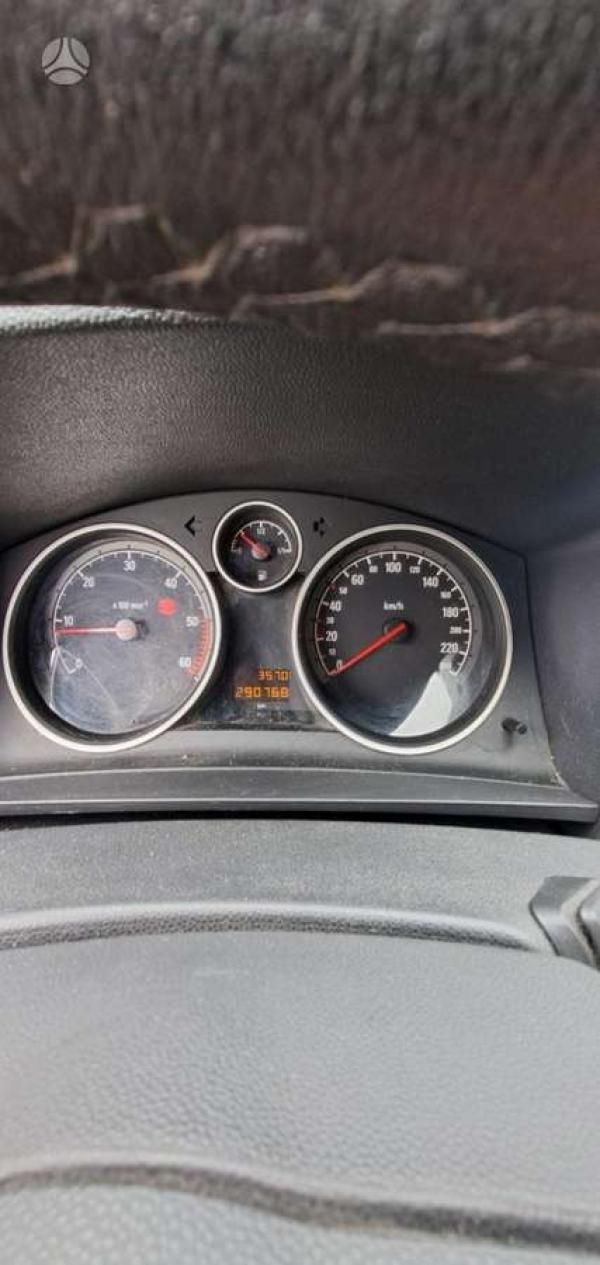 Grey Opel Zafira 2009 in Visaginas, with an engine capacity of 1.69 L and mileage of 291 thousand km for 2200 €, photo 6 on AUTOMOTO.COM.LV