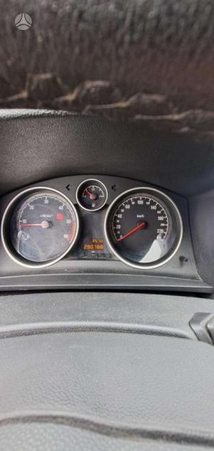Grey Opel Zafira 2009 in Visaginas, with an engine capacity of 1.69 L and mileage of 291 thousand km for 2200 €, photo 7 on AUTOMOTO.COM.LV