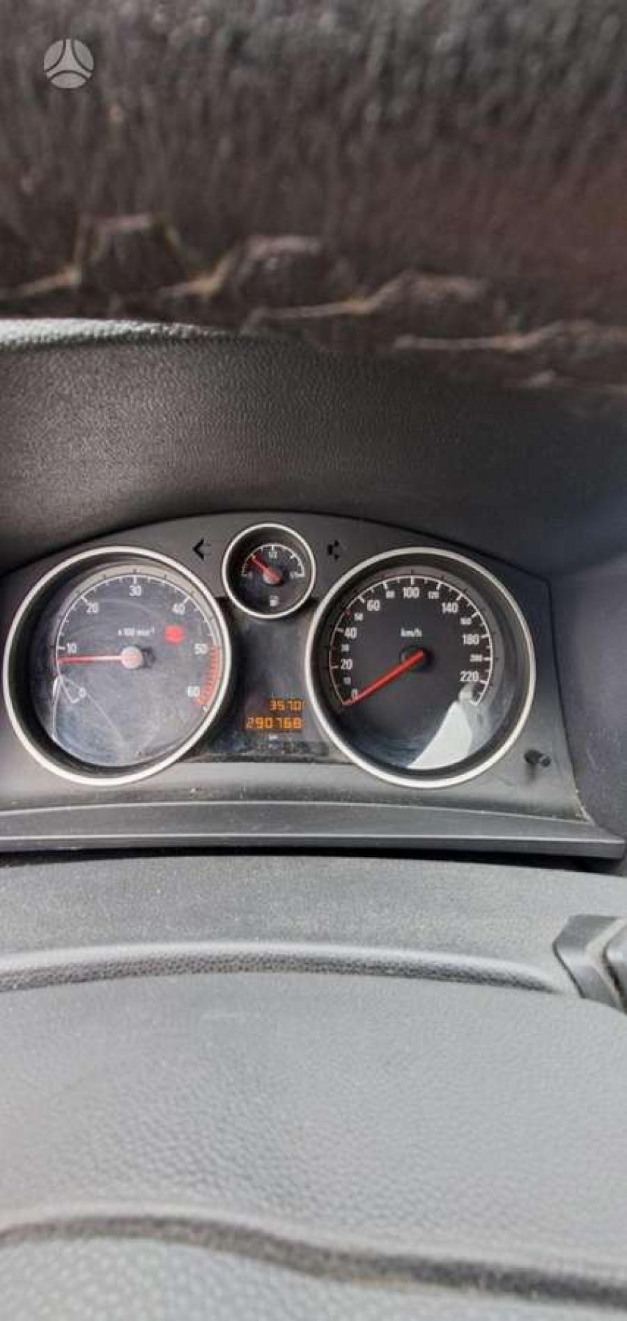 Grey Opel Zafira 2009 in Visaginas, with an engine capacity of 1.69 L and mileage of 291 thousand km for 2200 €, photo 7 on AUTOMOTO.COM.LV