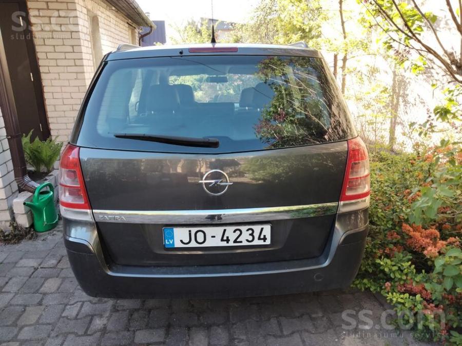 Grey Opel Zafira 2010 in Aluksne, with an engine capacity of 1.60 L and mileage of 218 thousand km for 1850 €, photo 2 on AUTOMOTO.COM.LV