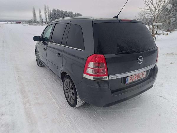 Grey Opel Zafira 2010 in Panevezys, with an engine capacity of 1.91 L and mileage of 234 thousand km for 3350 €, photo 4 on AUTOMOTO.COM.LV