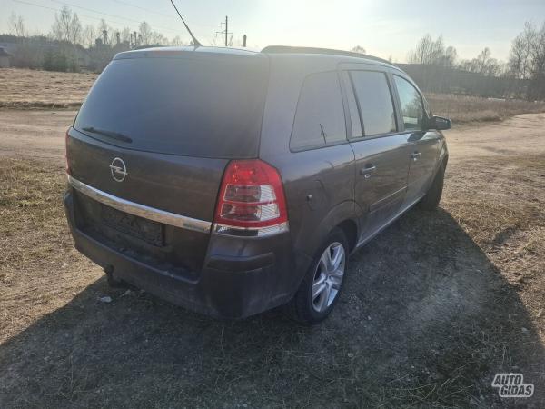 Grey Opel Zafira 2010 in Kupiskis, with an engine capacity of 1.60 L and mileage of 235 thousand km for 899 €, photo 3 on AUTOMOTO.COM.LV