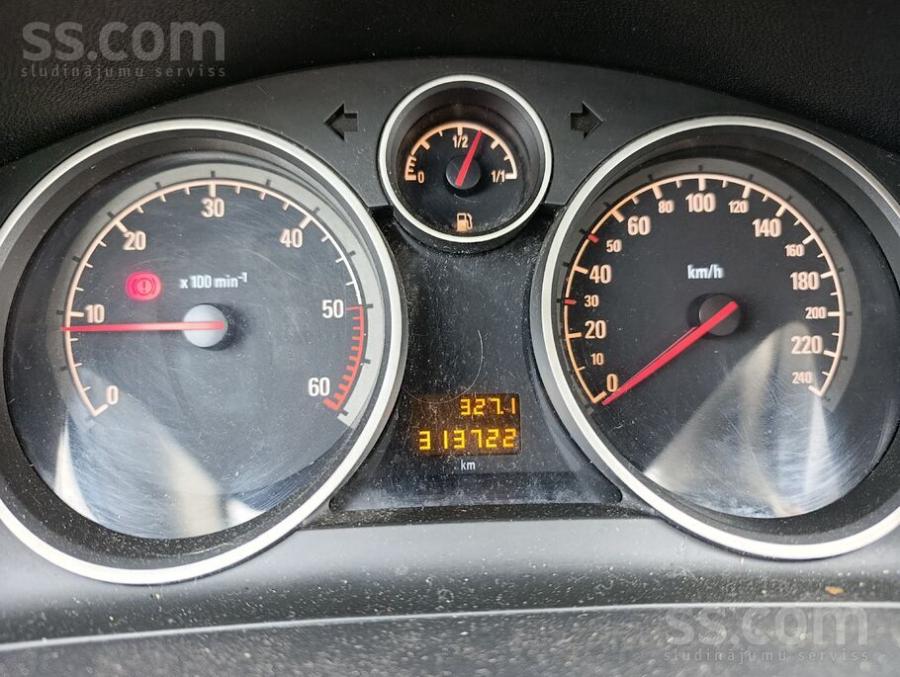 Grey Opel Zafira 2010 in Rezekne, with an engine capacity of 1.70 L and mileage of 317 thousand km for 2750 €, photo 12 on AUTOMOTO.COM.LV