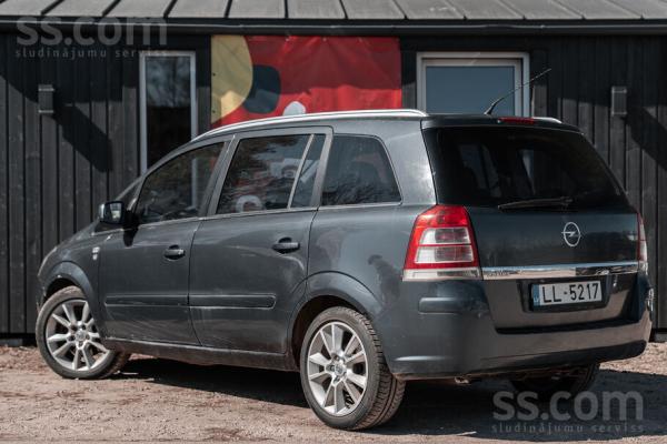 Grey Opel Zafira 2010 in Riga, with an engine capacity of 1.70 L and mileage of 257 thousand km for 1800 €, photo 4 on AUTOMOTO.COM.LV