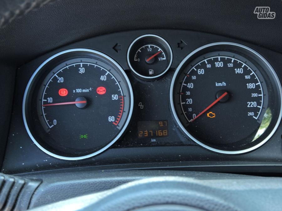 Grey Opel Zafira 2010 in Marijampole, with an engine capacity of 1.70 L and mileage of 237 thousand km for 2350 €, photo 12 on AUTOMOTO.COM.LV