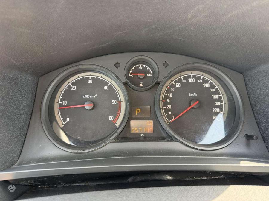 Grey Opel Zafira 2010 in Marijampole, with an engine capacity of 1.91 L and mileage of 257 thousand km for 2250 €, photo 12 on AUTOMOTO.COM.LV