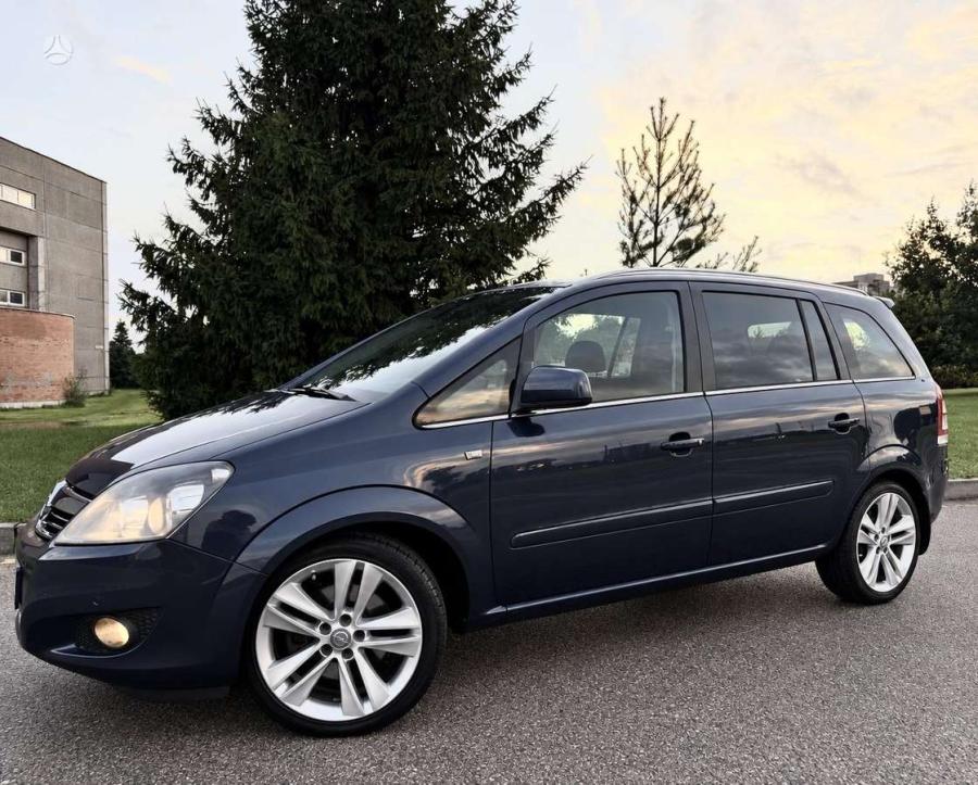 Grey Opel Zafira 2010 in Kaunas, with an engine capacity of 1.91 L and mileage of 396 thousand km for 2950 €, photo 1 on AUTOMOTO.COM.LV