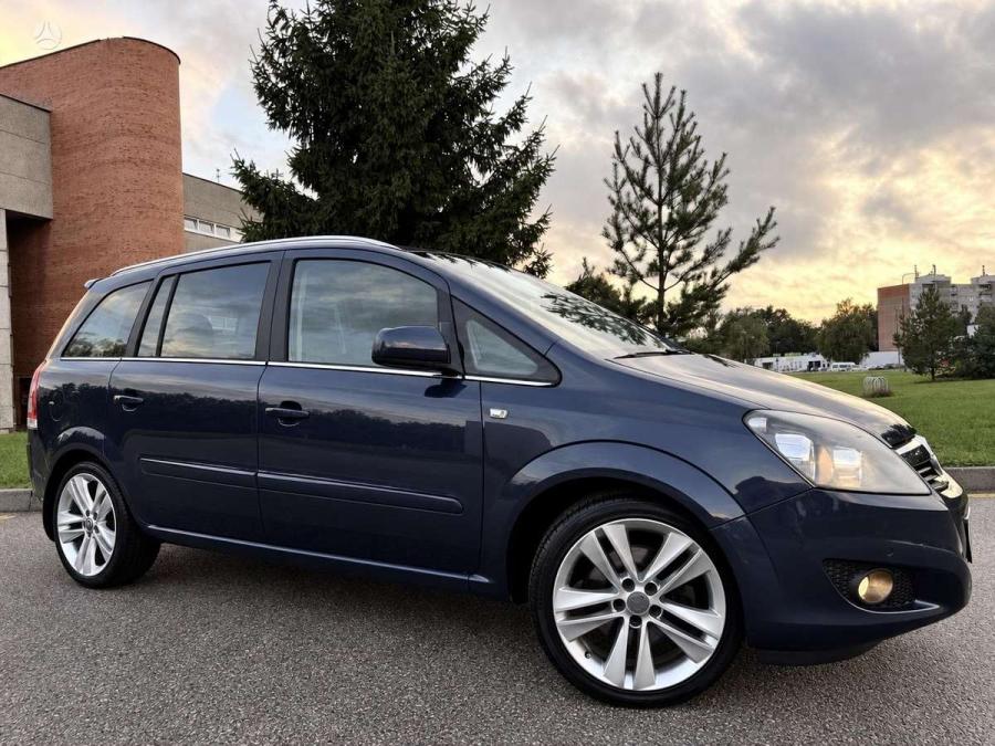 Grey Opel Zafira 2010 in Kaunas, with an engine capacity of 1.91 L and mileage of 396 thousand km for 2950 €, photo 3 on AUTOMOTO.COM.LV