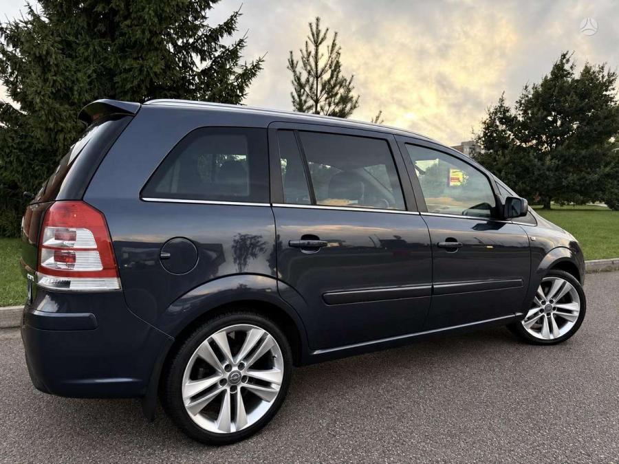 Grey Opel Zafira 2010 in Kaunas, with an engine capacity of 1.91 L and mileage of 396 thousand km for 2950 €, photo 5 on AUTOMOTO.COM.LV
