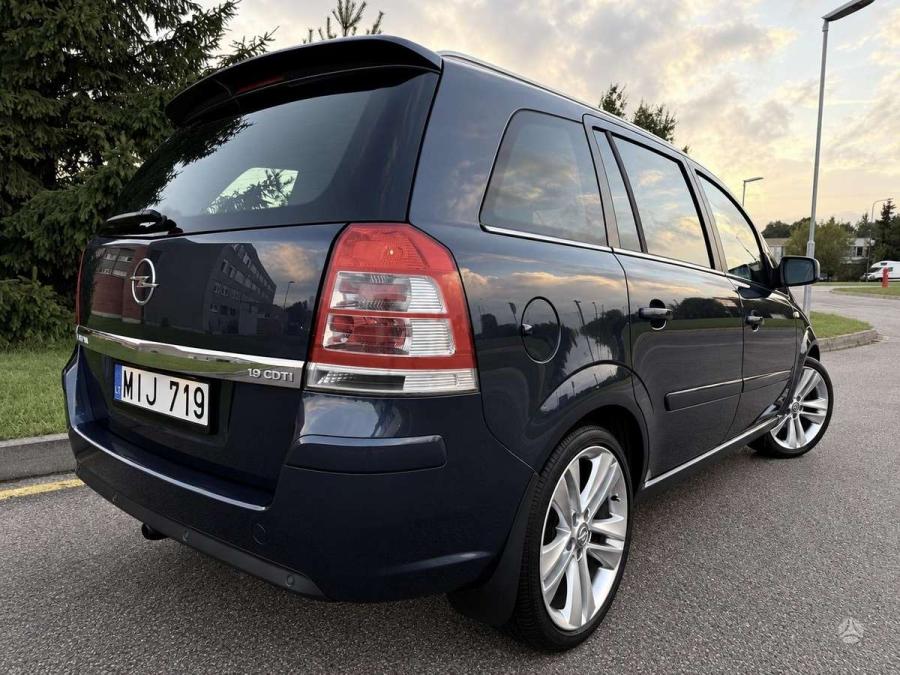 Grey Opel Zafira 2010 in Kaunas, with an engine capacity of 1.91 L and mileage of 396 thousand km for 2950 €, photo 26 on AUTOMOTO.COM.LV