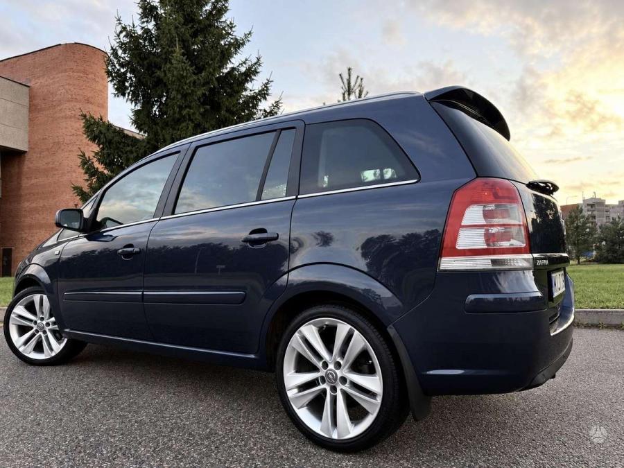 Grey Opel Zafira 2010 in Kaunas, with an engine capacity of 1.91 L and mileage of 396 thousand km for 2950 €, photo 29 on AUTOMOTO.COM.LV