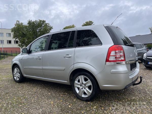 Grey Opel Zafira 2010 in Valmiera, with an engine capacity of 1.60 L and mileage of 191 thousand km for 3300 €, photo 4 on AUTOMOTO.COM.LV