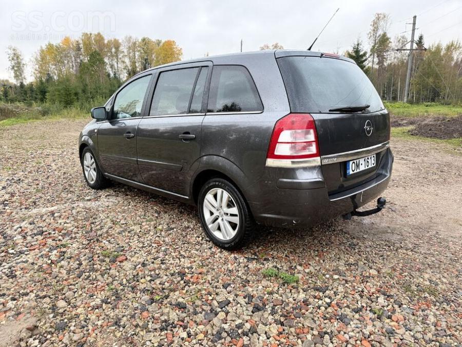 Grey Opel Zafira 2010 in Cesis, with an engine capacity of 1.70 L and mileage of 0 thousand km for 2200 €, photo 4 on AUTOMOTO.COM.LV