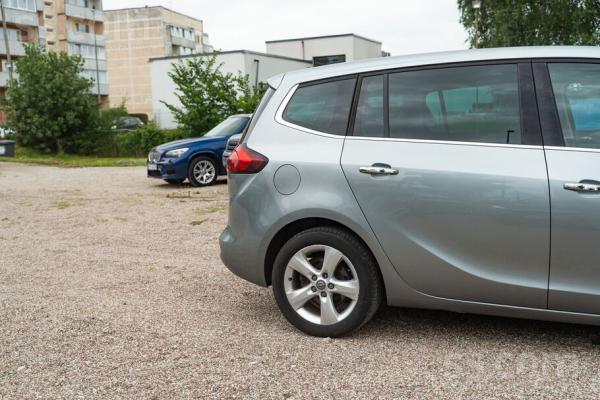 Grey Opel Zafira 2011 in Liepaja, with an engine capacity of 2.00 L and mileage of 307 thousand km for 4700 €, photo 6 on AUTOMOTO.COM.LV