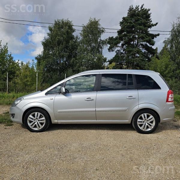 Opel Zafira 2011 in Riga on AUTOMOTO.COM.LV Grey Opel Zafira 2011 in Riga, with an engine capacity of 1.70 L and mileage of 279 thousand km for 2290 €, photo 9 on AUTOMOTO.COM.LV