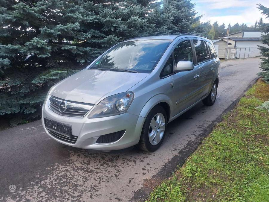 Grey Opel Zafira 2011 in Utena, with an engine capacity of 1.80 L and mileage of 213 thousand km for 2900 €, photo 1 on AUTOMOTO.COM.LV
