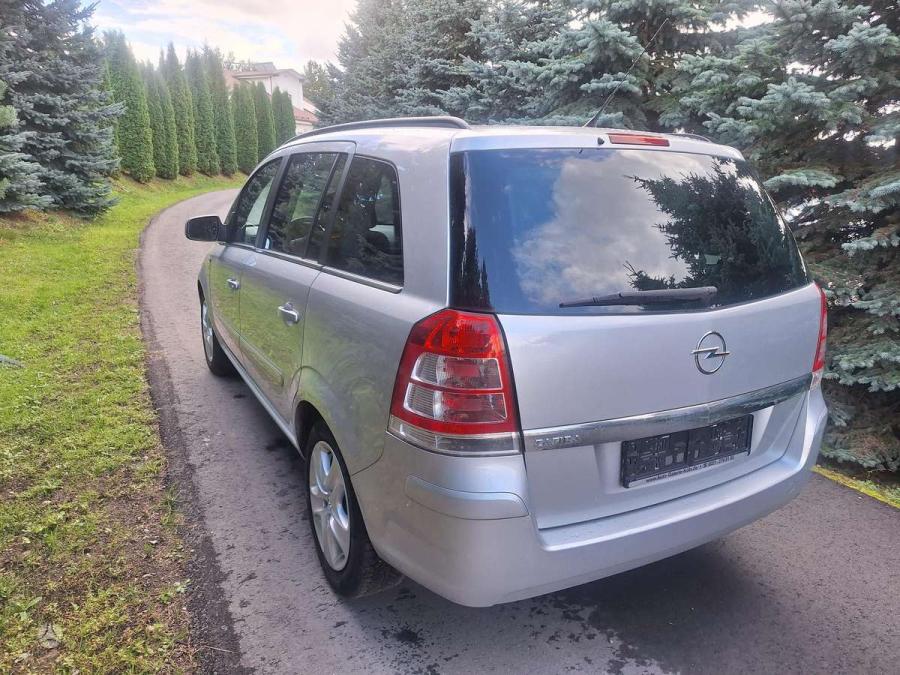 Grey Opel Zafira 2011 in Utena, with an engine capacity of 1.80 L and mileage of 213 thousand km for 2900 €, photo 5 on AUTOMOTO.COM.LV