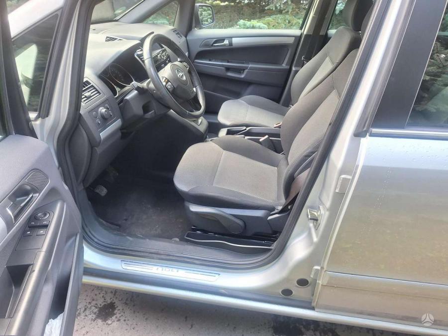 Grey Opel Zafira 2011 in Utena, with an engine capacity of 1.80 L and mileage of 213 thousand km for 2900 €, photo 7 on AUTOMOTO.COM.LV
