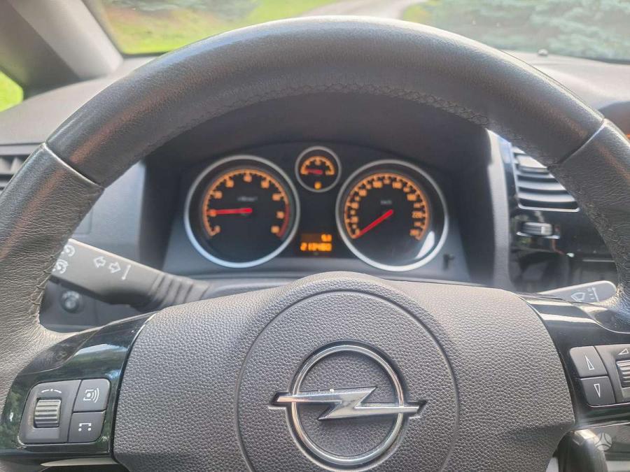 Grey Opel Zafira 2011 in Utena, with an engine capacity of 1.80 L and mileage of 213 thousand km for 2900 €, photo 9 on AUTOMOTO.COM.LV