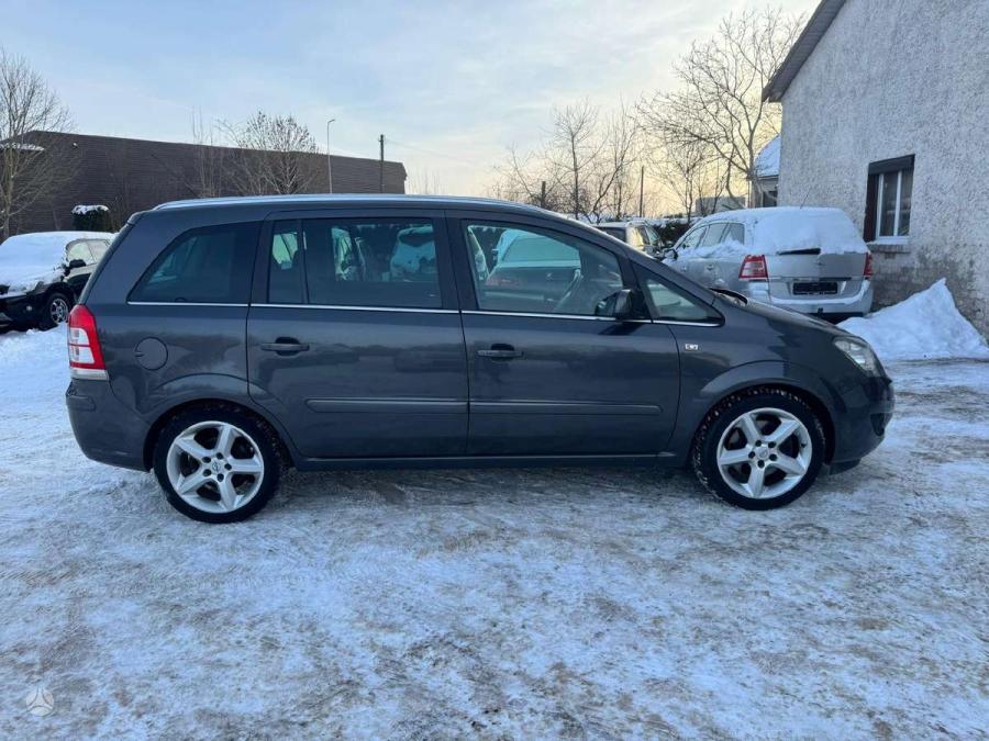 Grey Opel Zafira 2012 in Jurbarkas, with an engine capacity of 1.70 L and mileage of 236 thousand km for 3750 €, photo 4 on AUTOMOTO.COM.LV