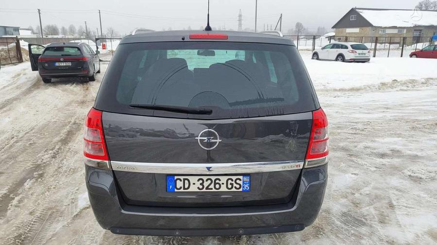 Grey Opel Zafira 2012 in Taurage, with an engine capacity of 1.70 L and mileage of 230 thousand km for 3100 €, photo 4 on AUTOMOTO.COM.LV