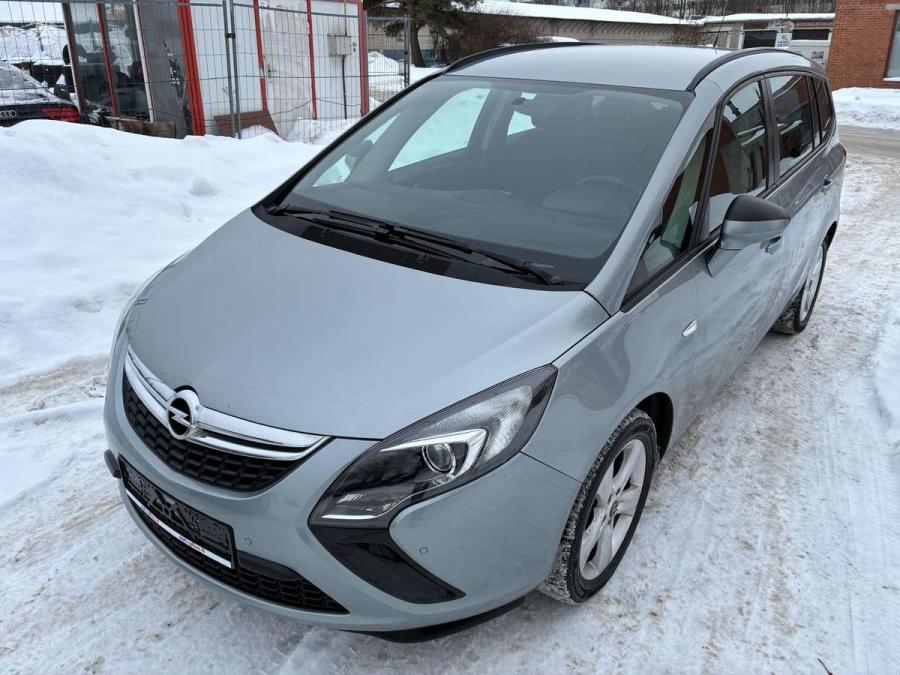 Grey Opel Zafira 2012 in Siauliai, with an engine capacity of 1.96 L and mileage of 230 thousand km for 4650 €, photo 1 on AUTOMOTO.COM.LV