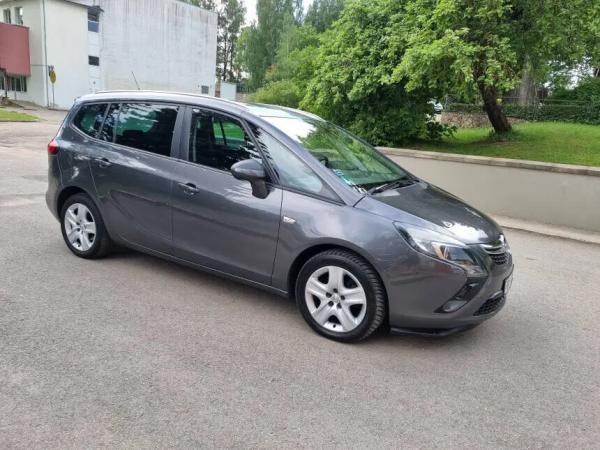 Grey Opel Zafira 2012 in Jekabpils, with an engine capacity of 2.00 L and mileage of 249 thousand km for 6250 €, photo 4 on AUTOMOTO.COM.LV