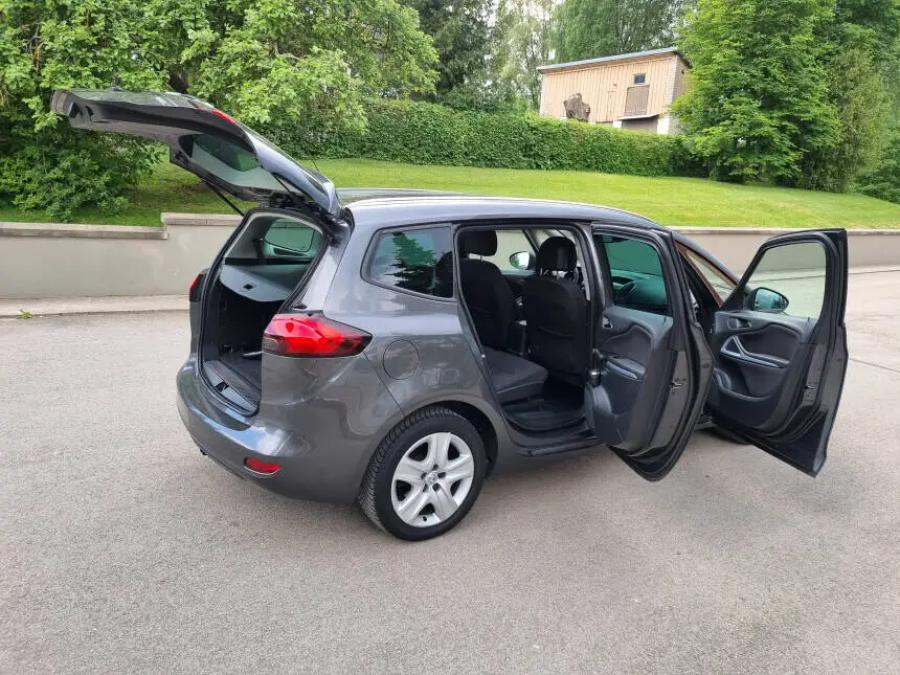 Grey Opel Zafira 2012 in Jekabpils, with an engine capacity of 2.00 L and mileage of 249 thousand km for 6250 €, photo 20 on AUTOMOTO.COM.LV