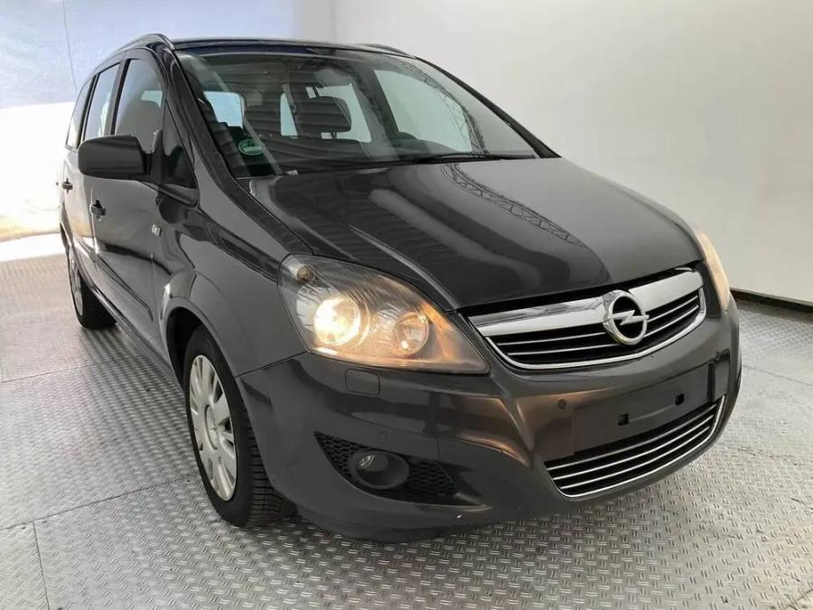 Grey Opel Zafira 2012 in Limbazi, with an engine capacity of 1.60 L and mileage of 202 thousand km for 4250 €, photo 4 on AUTOMOTO.COM.LV