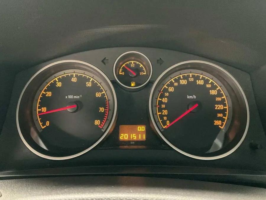 Grey Opel Zafira 2012 in Limbazi, with an engine capacity of 1.60 L and mileage of 202 thousand km for 4250 €, photo 11 on AUTOMOTO.COM.LV